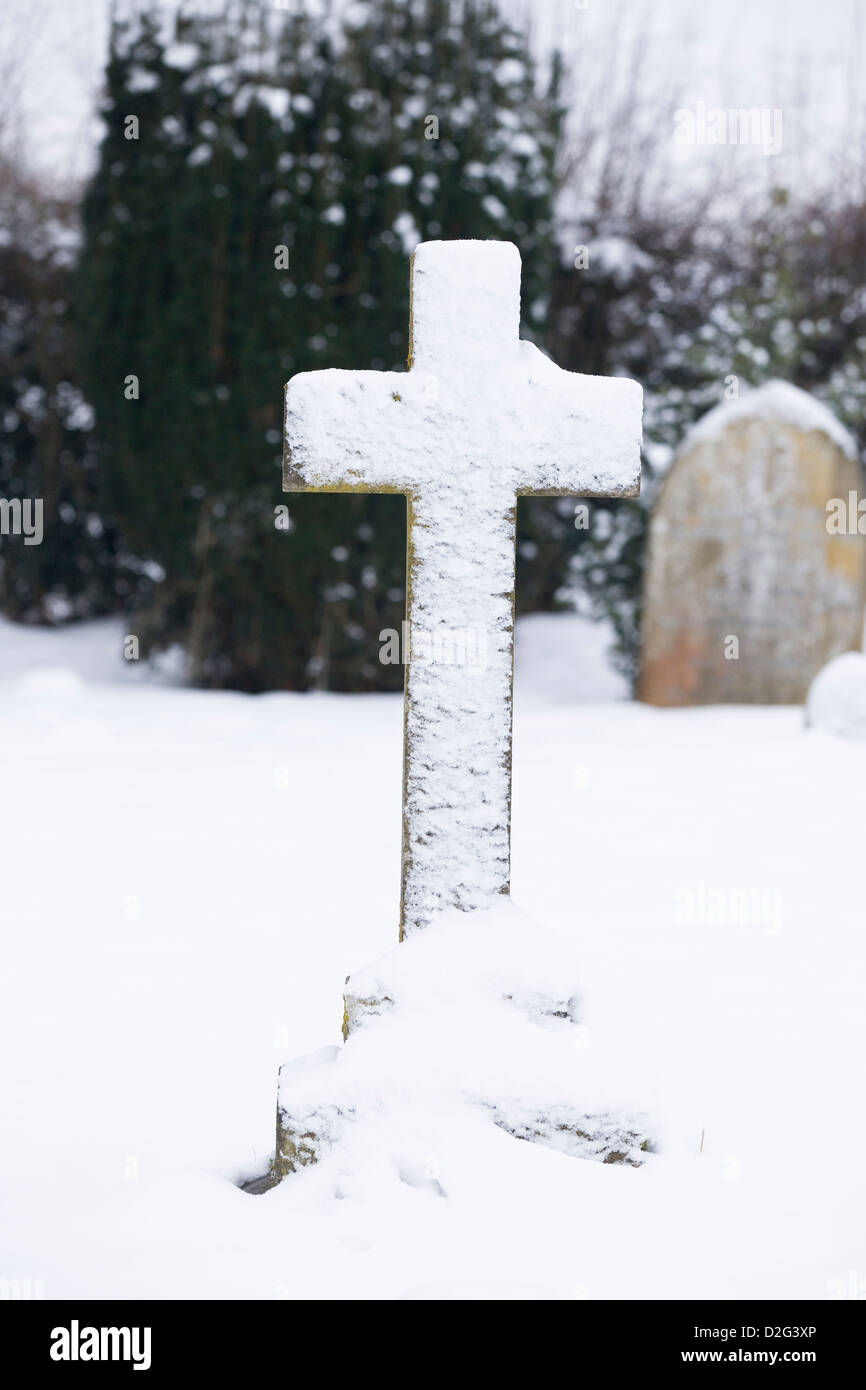 Snow on grave hi-res stock photography and images - Alamy