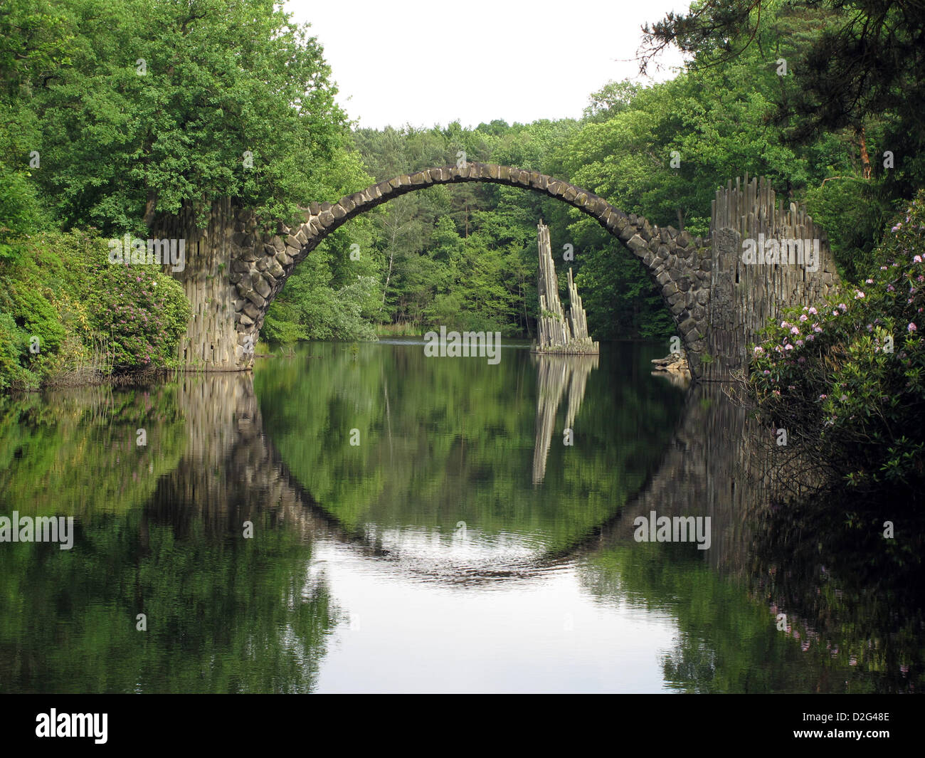 View across Lake Rakotz of Rakotz bridge at the Rhododendron Park in ...