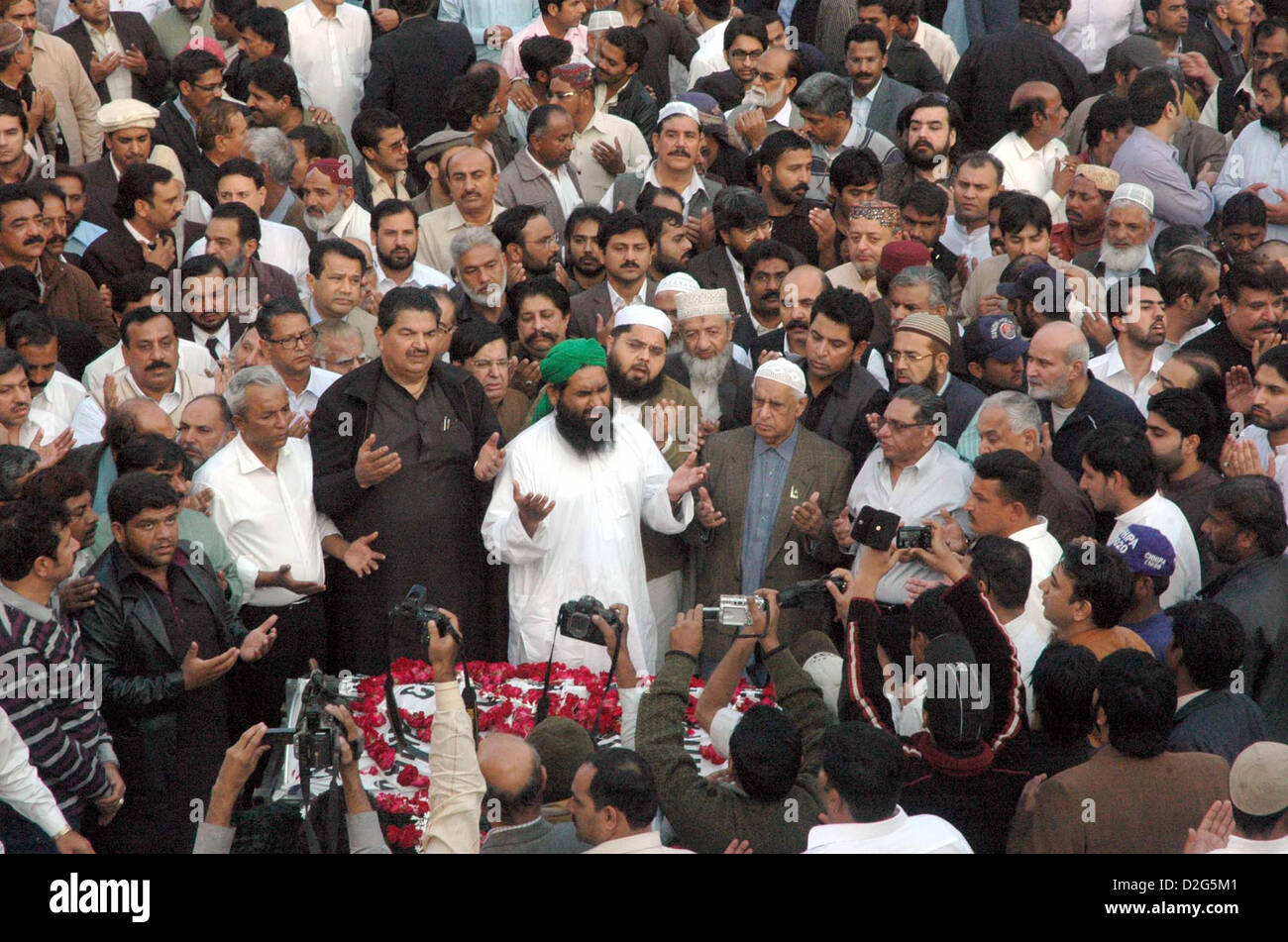 People offer Dua for the souls of Muslim League-N leader, Mian Taimur ...