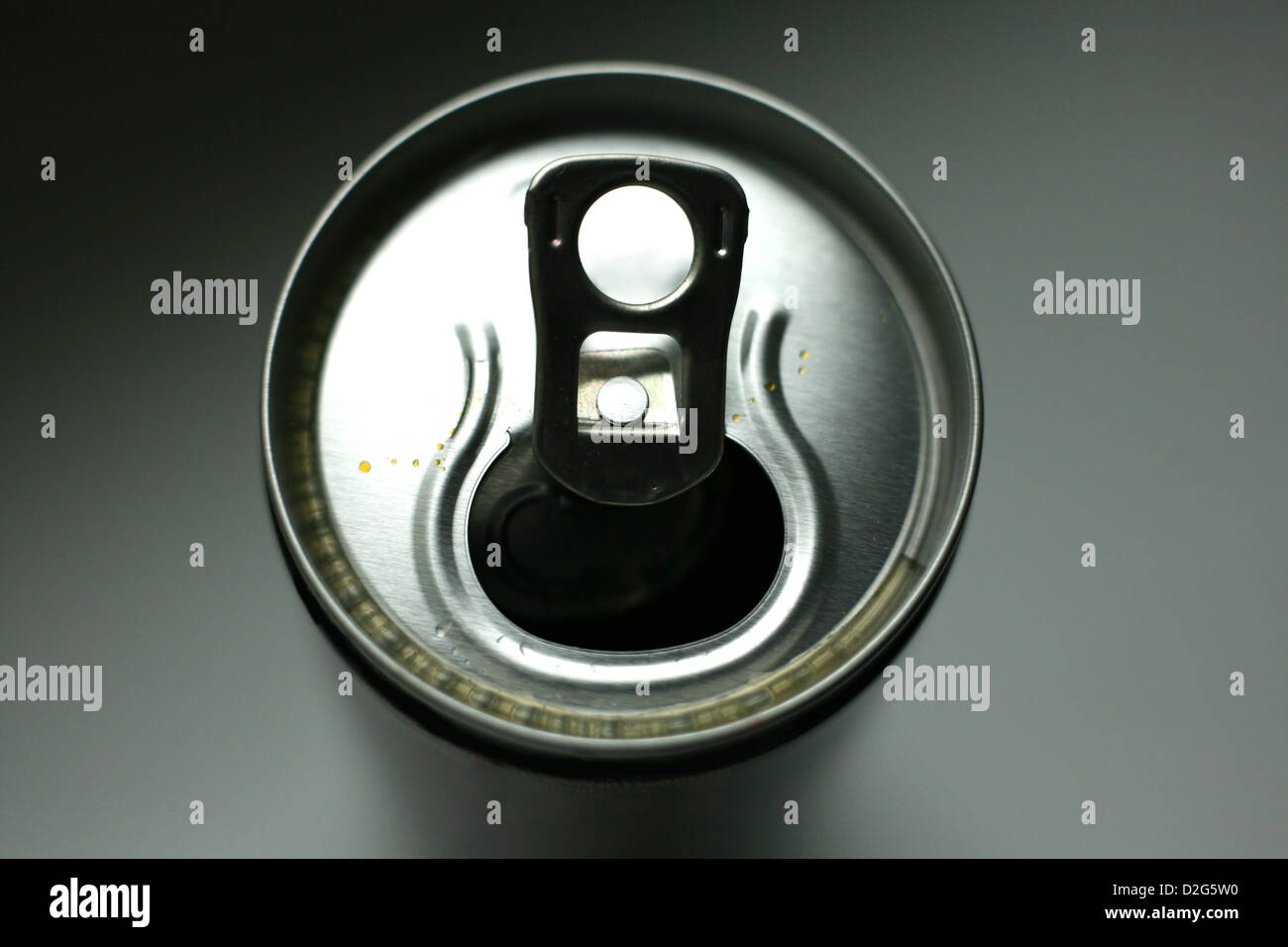 The aluminium can with drops. A close-up, the top view Stock Photo - Alamy