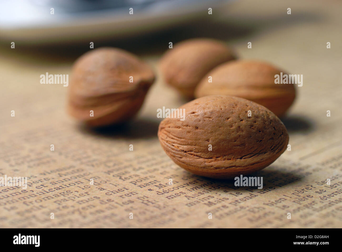 Almonds whole hi-res stock photography and images - Alamy