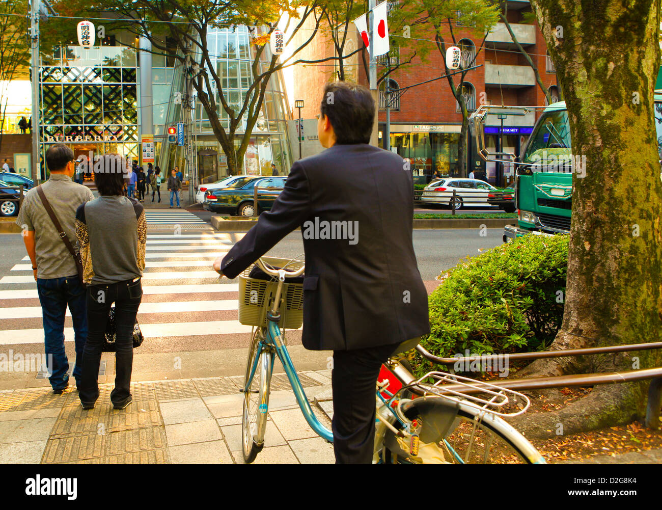 Shopping workday in tokyos omotesando area hi-res stock photography and ...