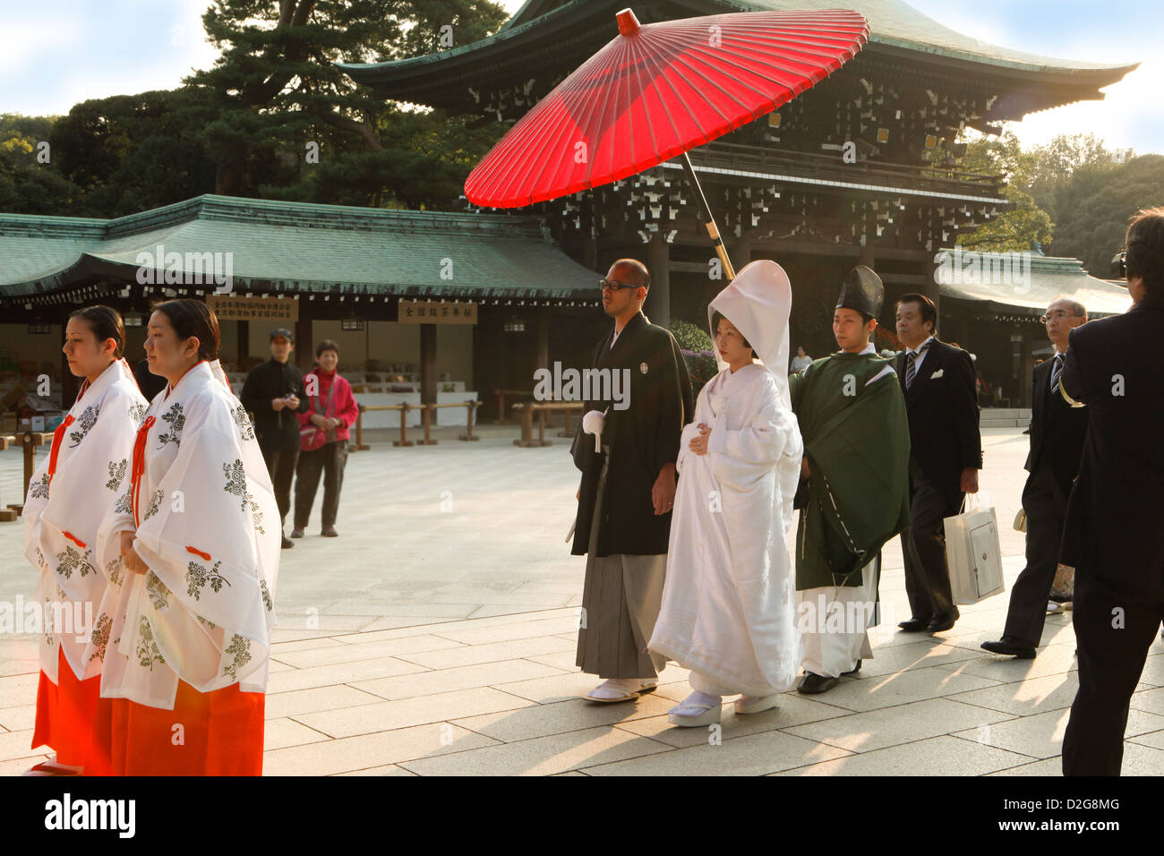 Traditional Shinto wedding procession Stock Photo - Alamy