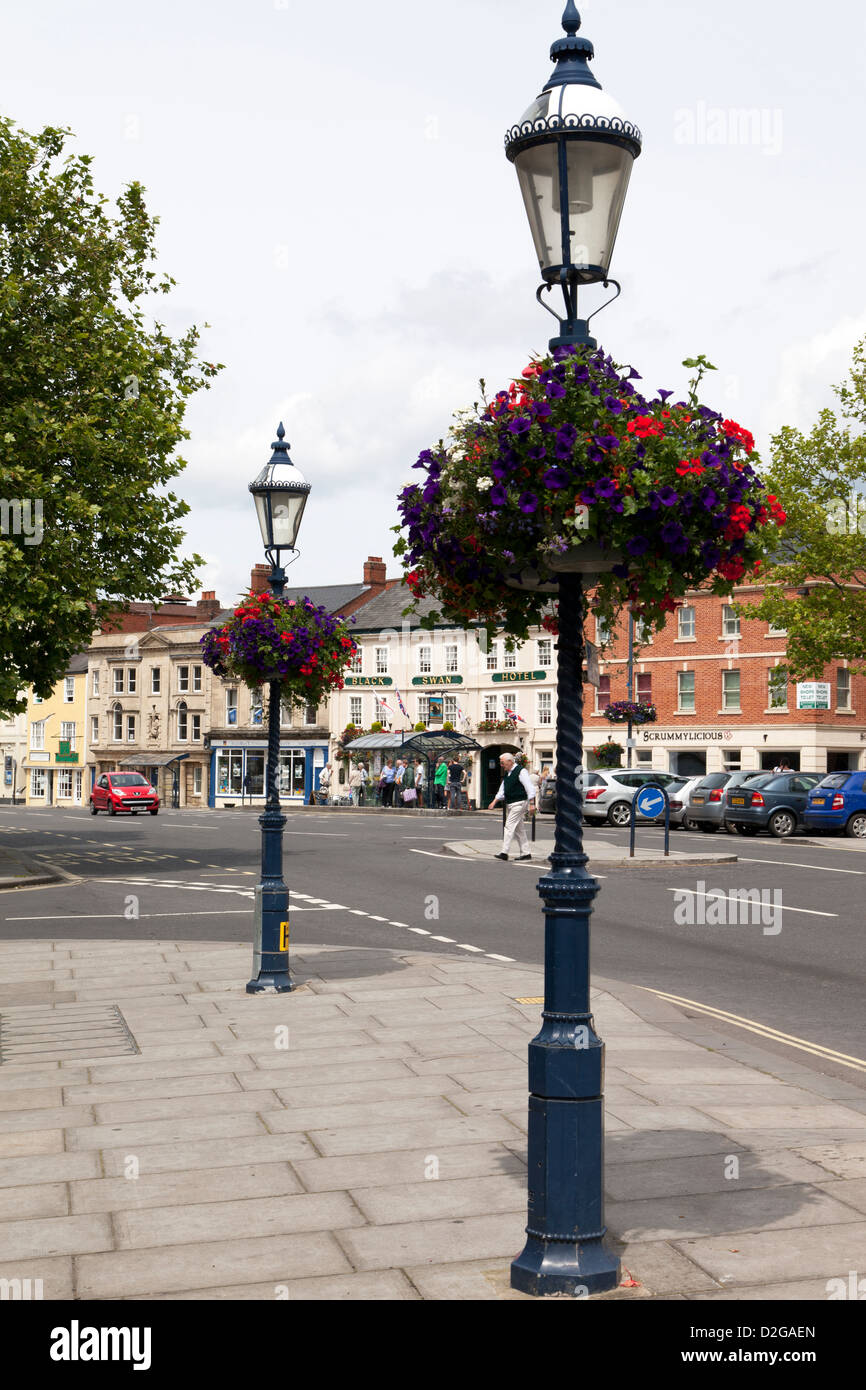 Lamp post hanging basket hi-res stock photography and images - Alamy