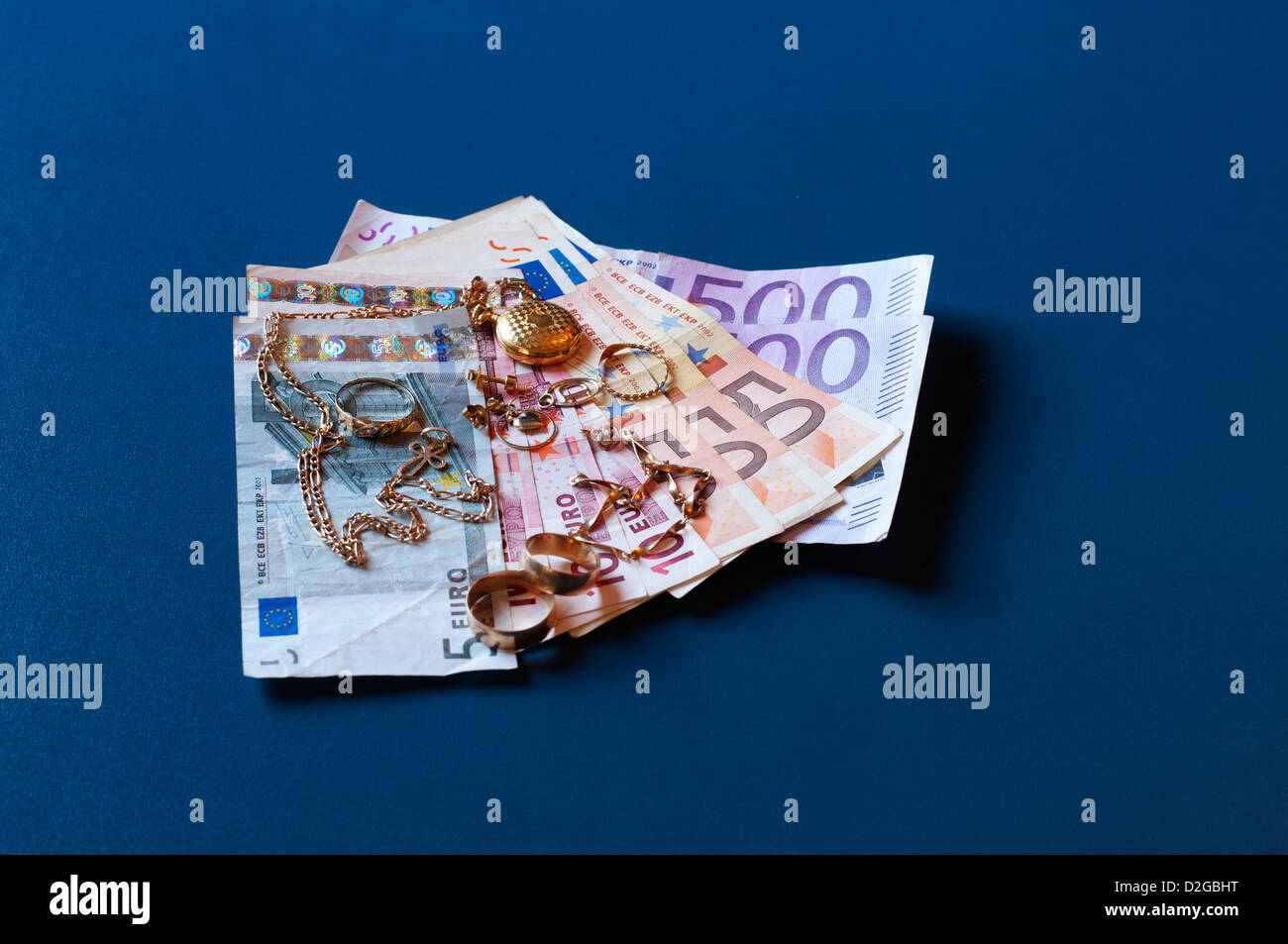 We buy gold jewellery hi-res stock photography and images - Alamy