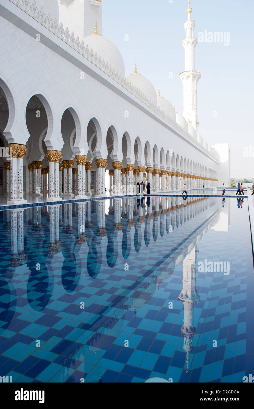 Shaikh Zayed mosque exterior Stock Photo - Alamy