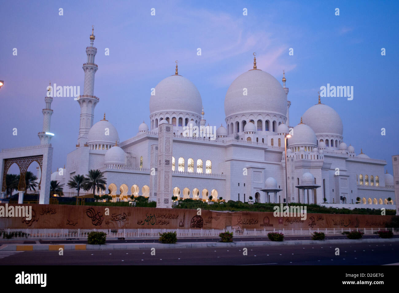 Shaikh Zayed mosque at sunset prayer Stock Photo - Alamy