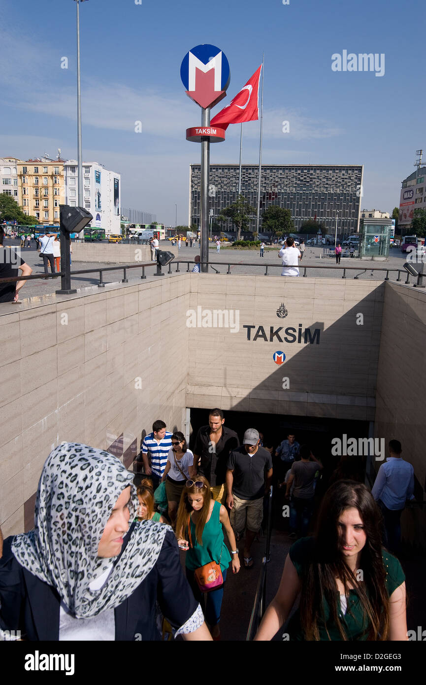 Turkey istanbul taksim square shopping hi-res stock photography and ...