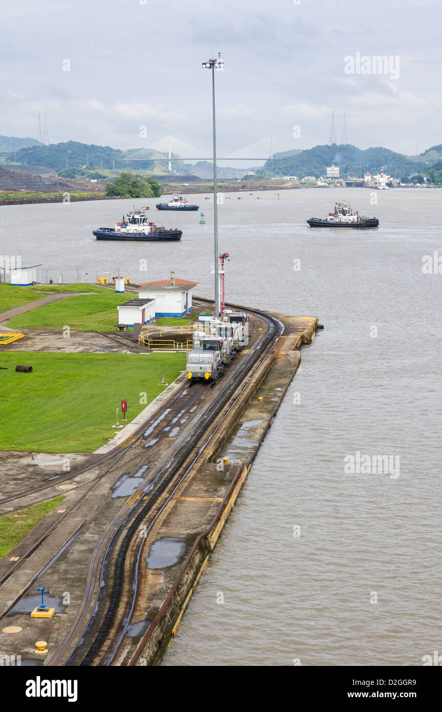 Canal tug boats hi-res stock photography and images - Alamy