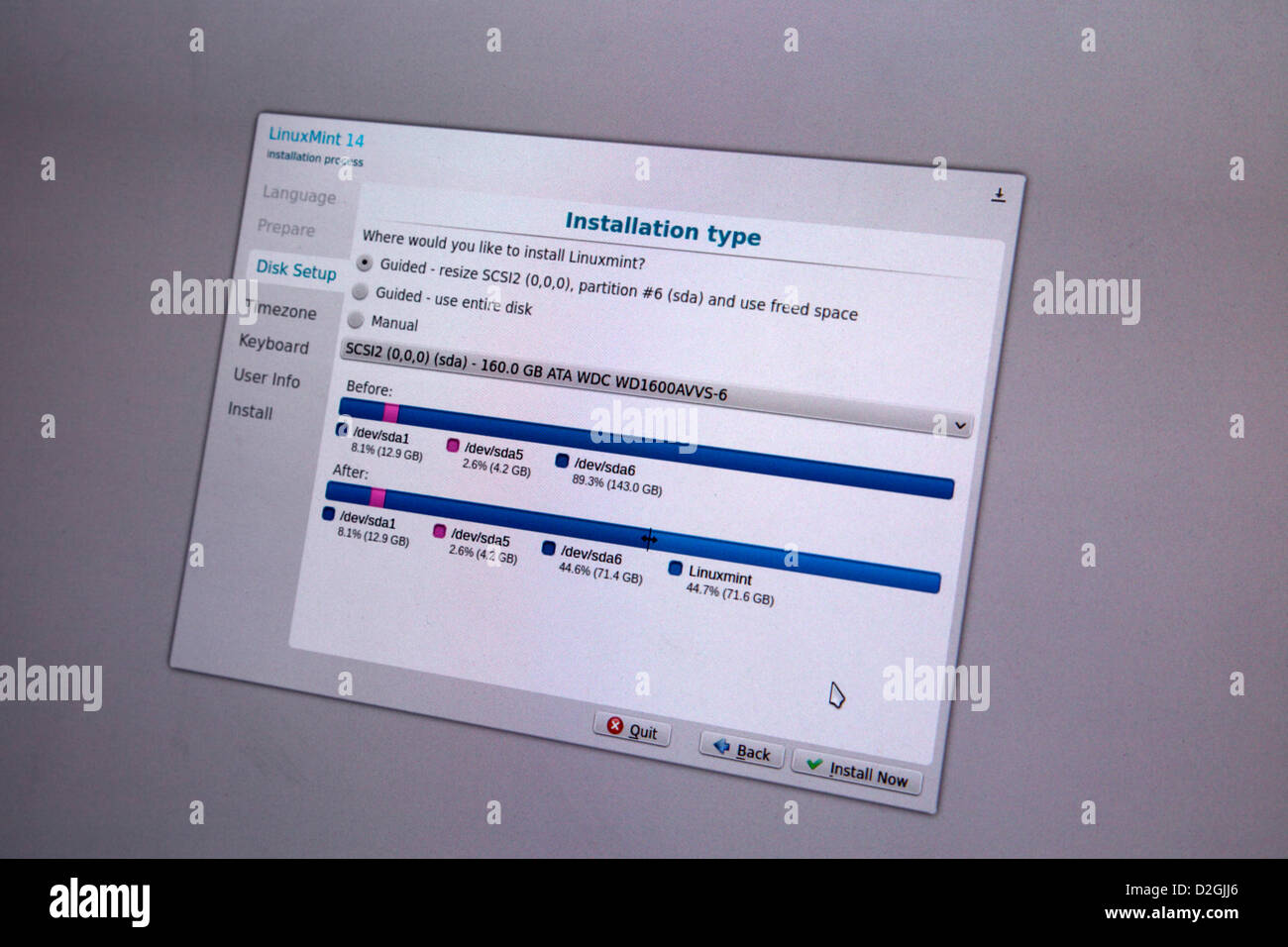 Linux Mint 14 operating system - installation showing screenshot during ...