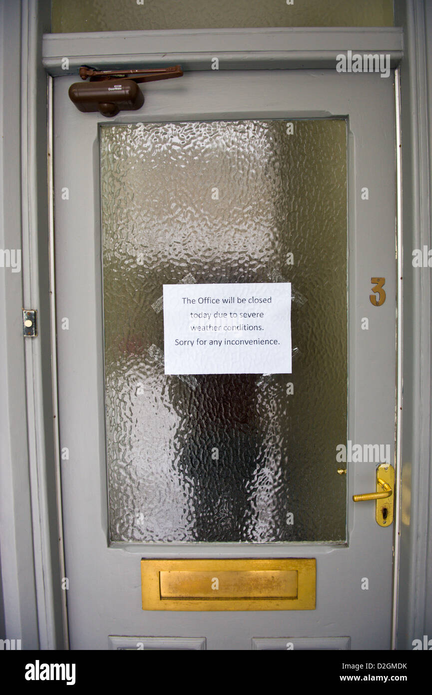 Office closed due to severe weather on front door of business in Hay-on ...