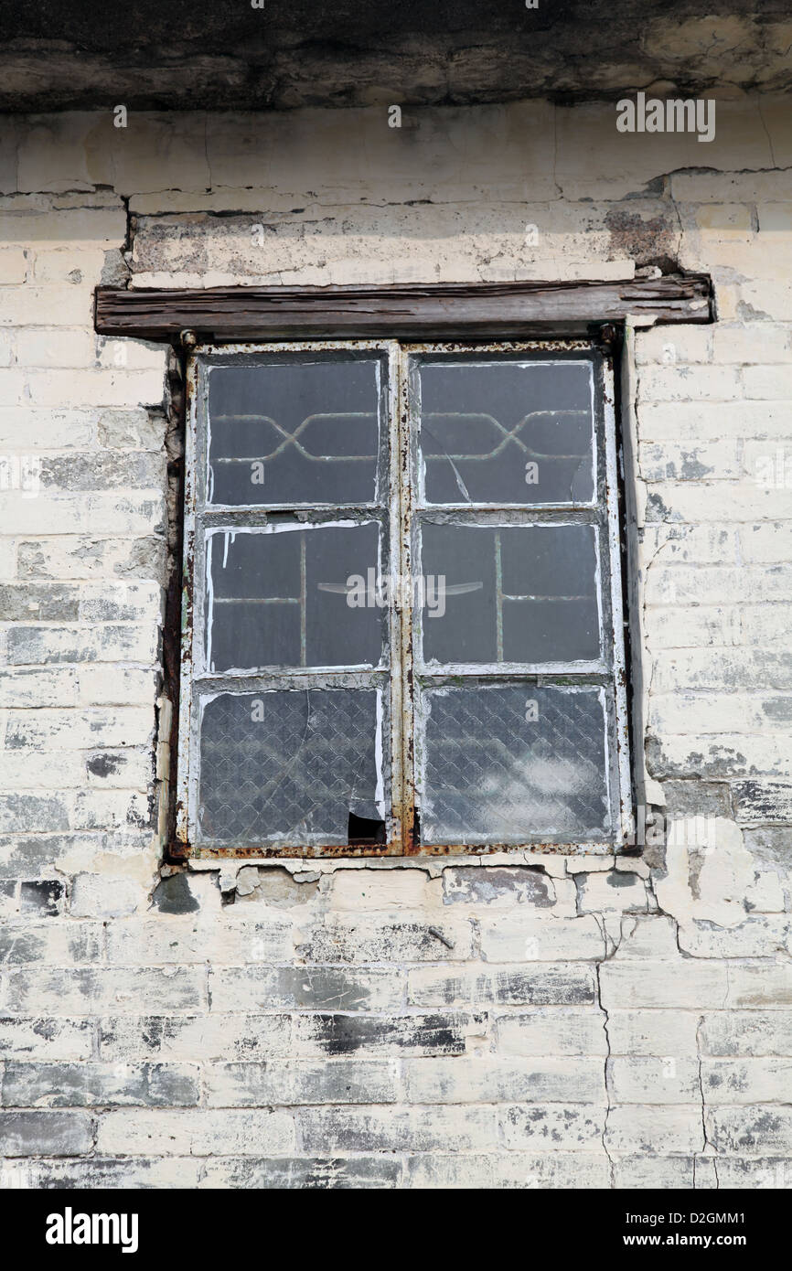 It's a photo of an old Chinese construction with windows. We can see a ...