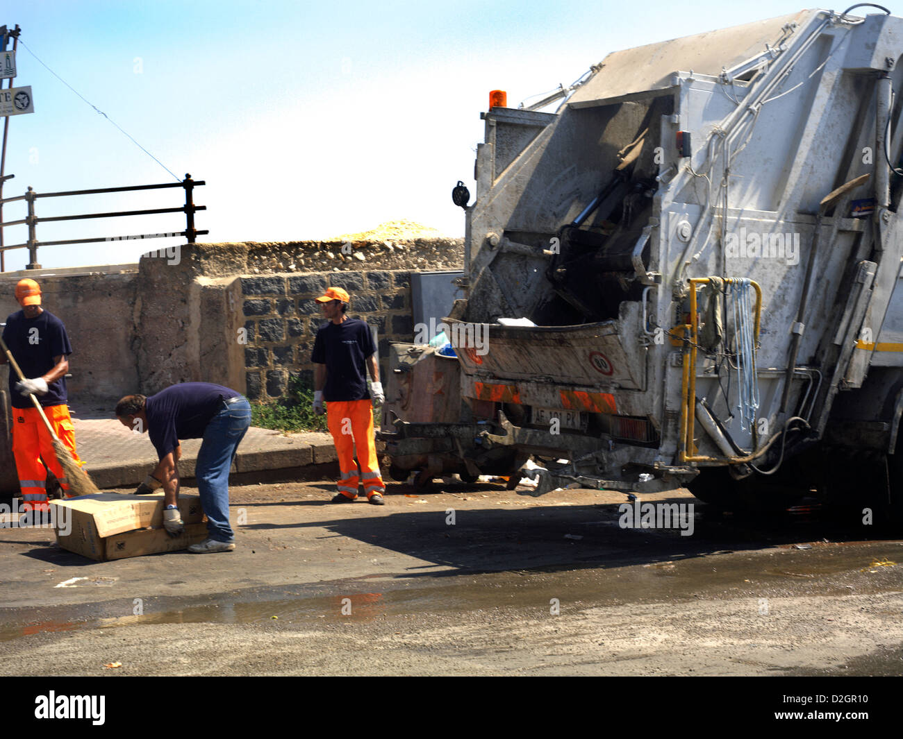 Dustmen hi-res stock photography and images - Alamy
