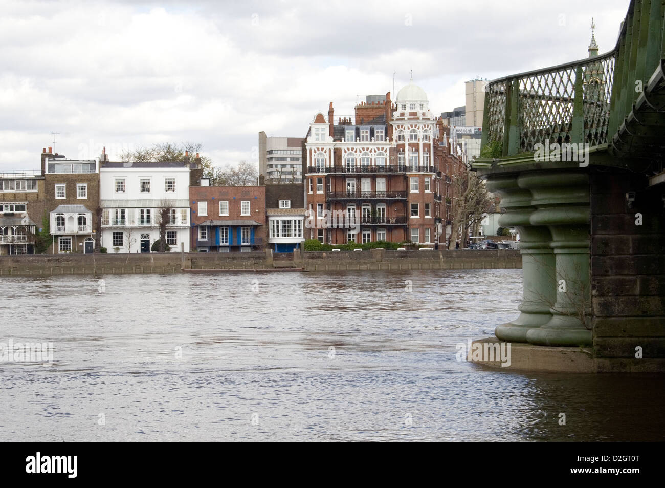River thames riverbank hi-res stock photography and images - Alamy