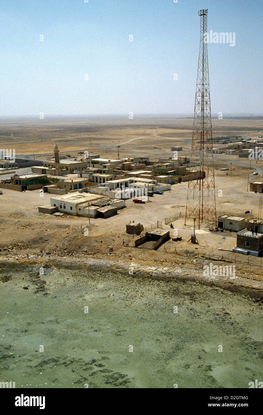 Qatar Aerial Of Town With mosque In Centre 1970s Stock Photo - Alamy