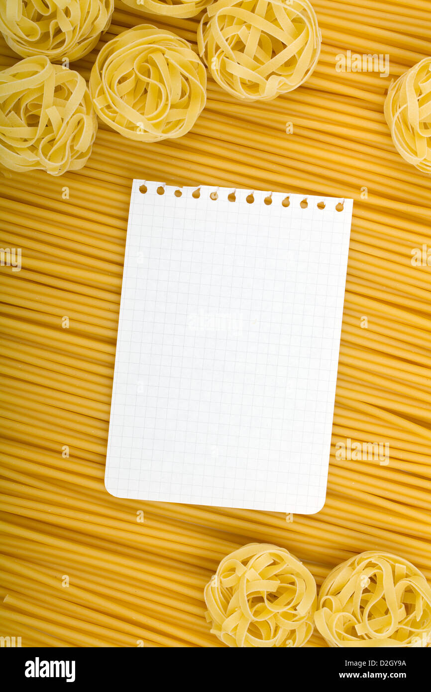 Note paper on various Italian pasta background Stock Photo - Alamy