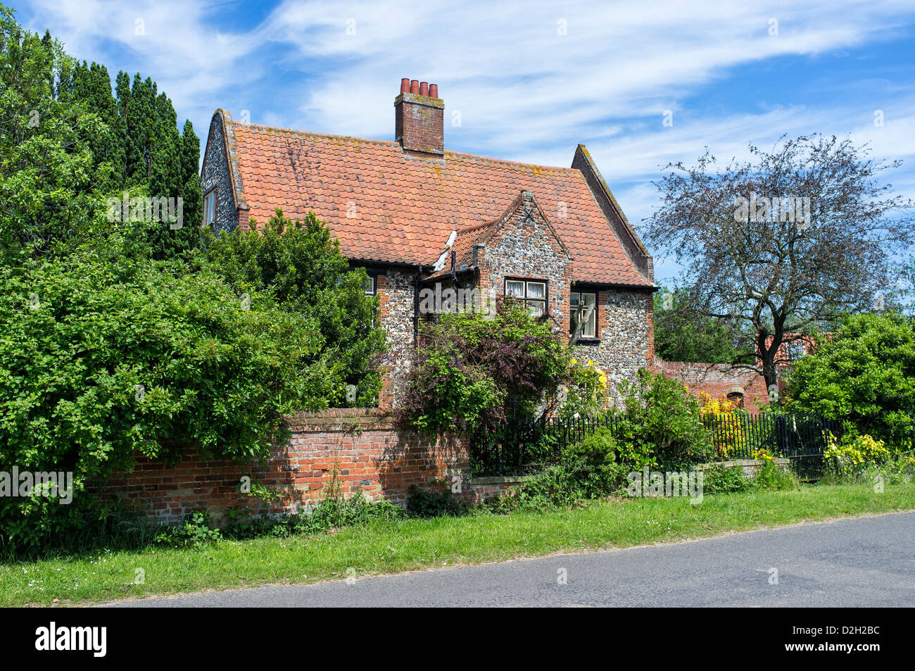 Old english country house hi-res stock photography and images - Alamy
