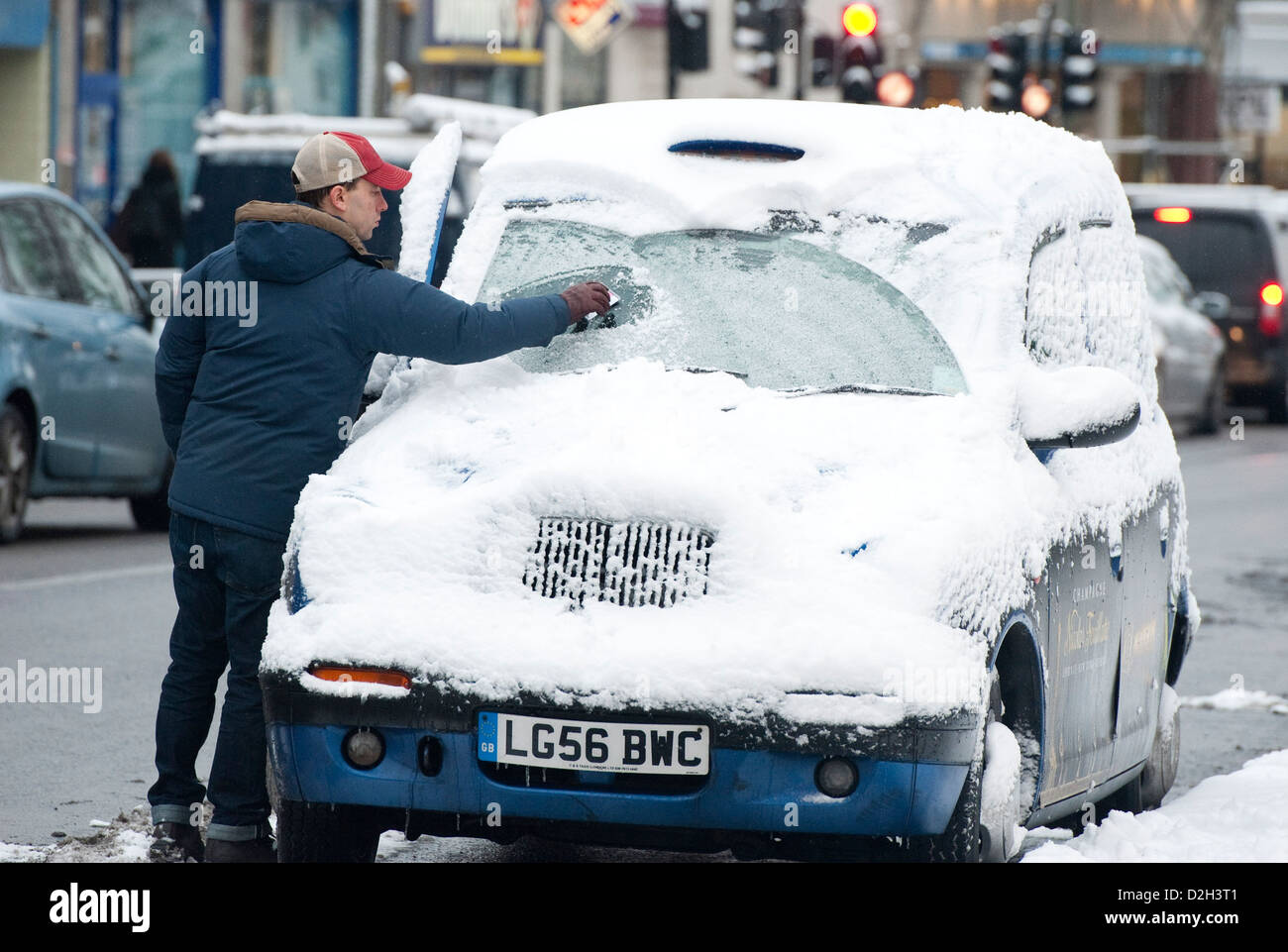 London cab snow hi-res stock photography and images - Alamy