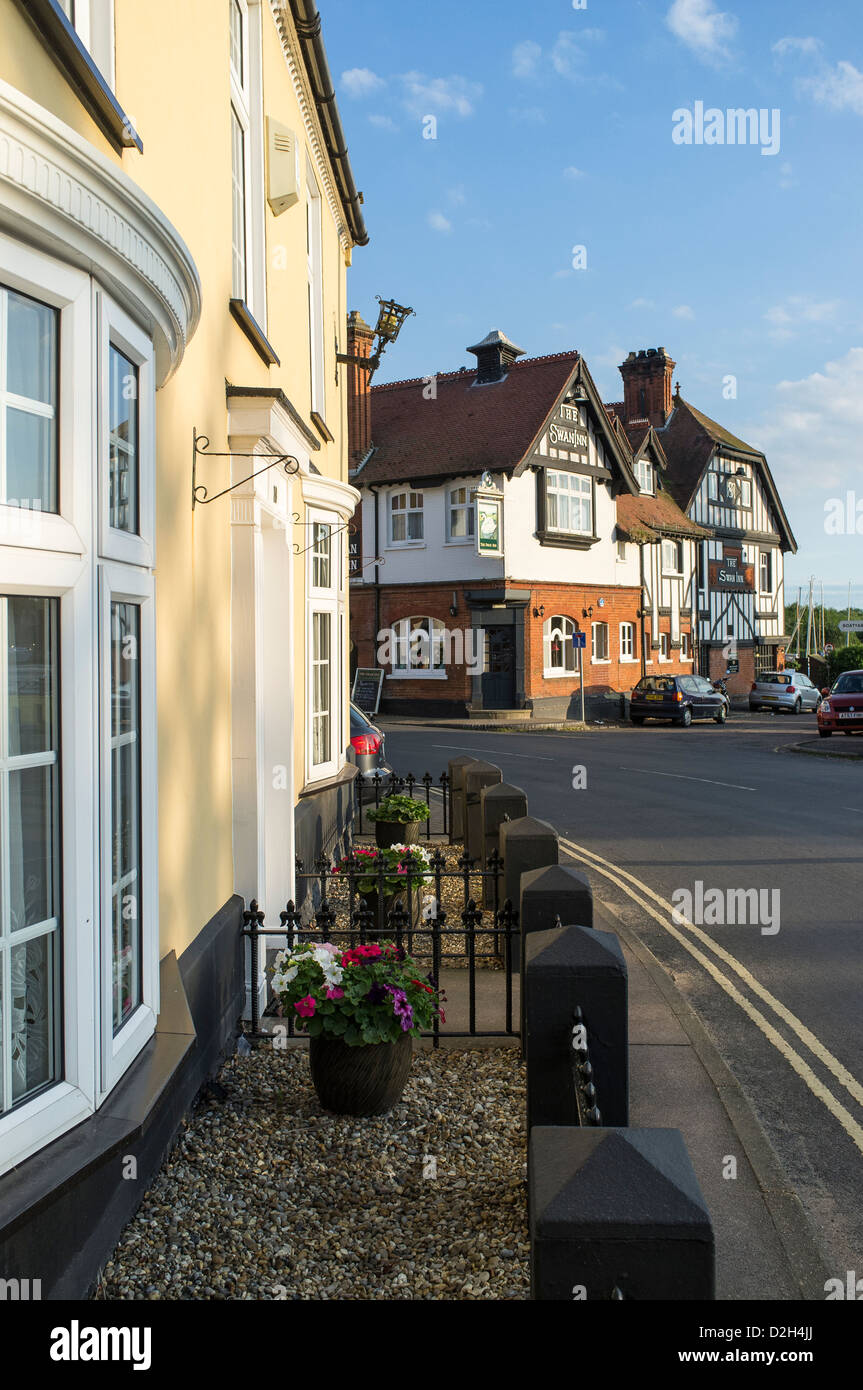 Swan inn hi-res stock photography and images - Alamy