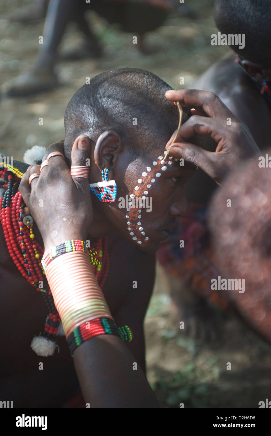 hammer tribes putting on make up for the ceremony Stock Photo - Alamy
