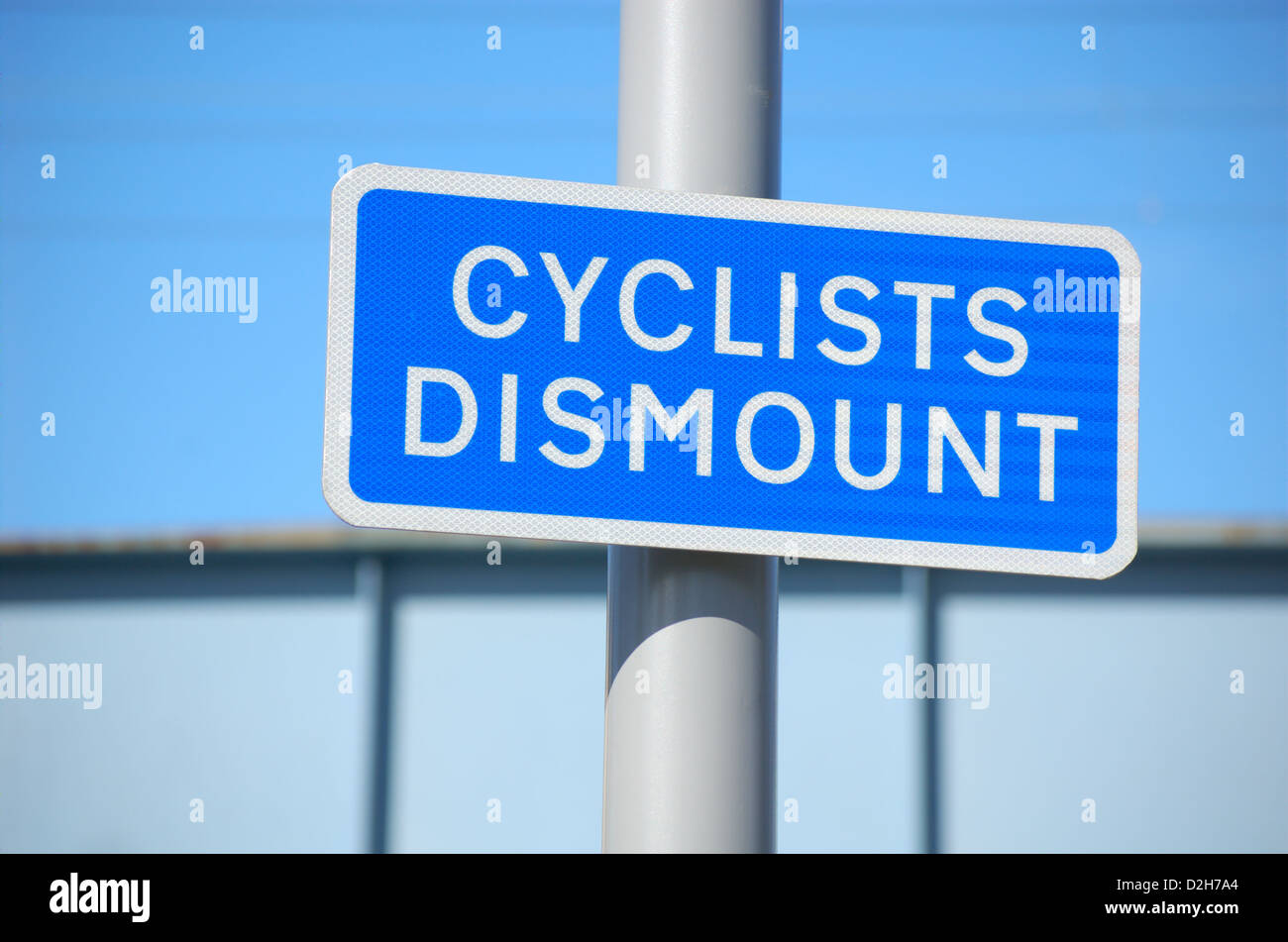 Reflective sign post instructing cyclists to dismount Stock Photo - Alamy