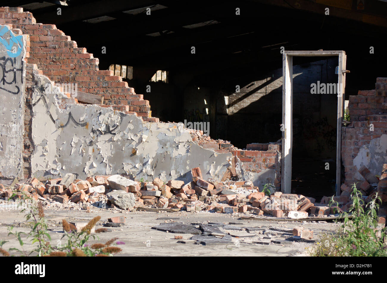 Condemned brick building hi-res stock photography and images - Alamy