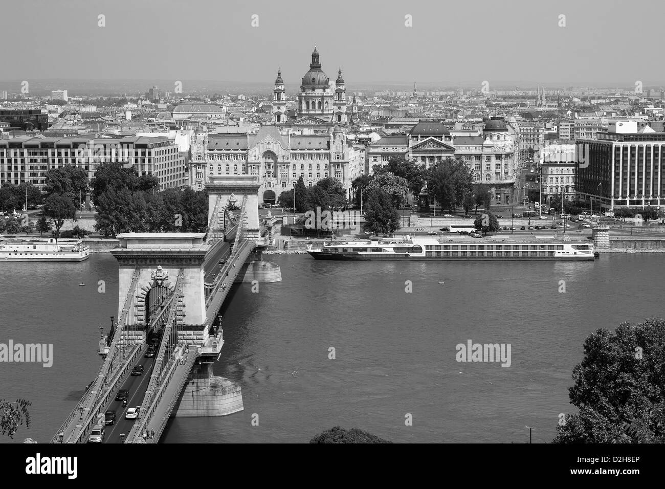 Chain Bridge, River Danube and St. Stephen's Basilica, Budapest ...
