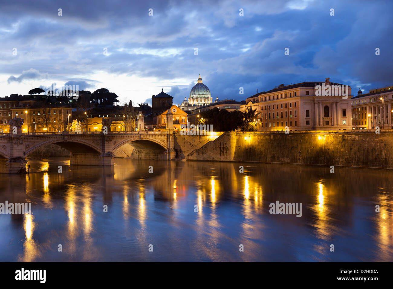 The tiber river and the vatican in rome hi-res stock photography and ...