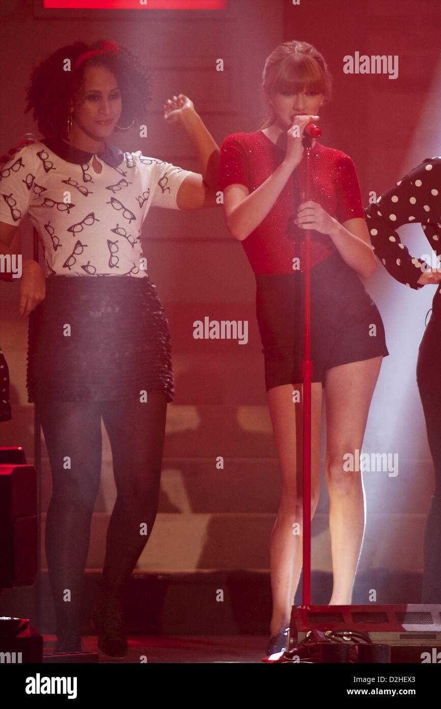 Taylor swift on stage 2012 hi-res stock photography and images - Alamy