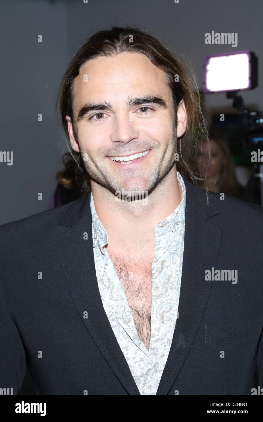 Dustin Clare at arrivals for SPARTACUS: WAR OF THE DAMNED Season ...