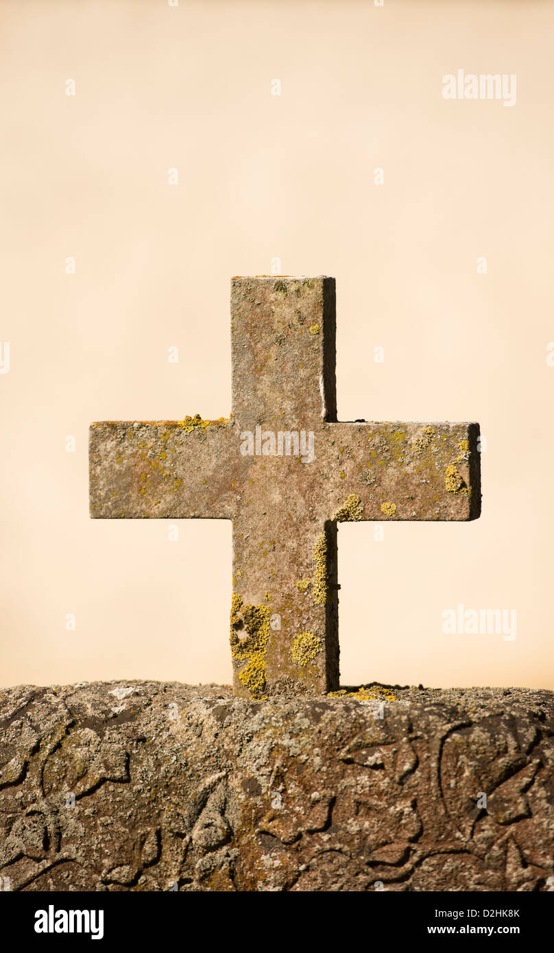 Grave with christian cross Stock Photo - Alamy