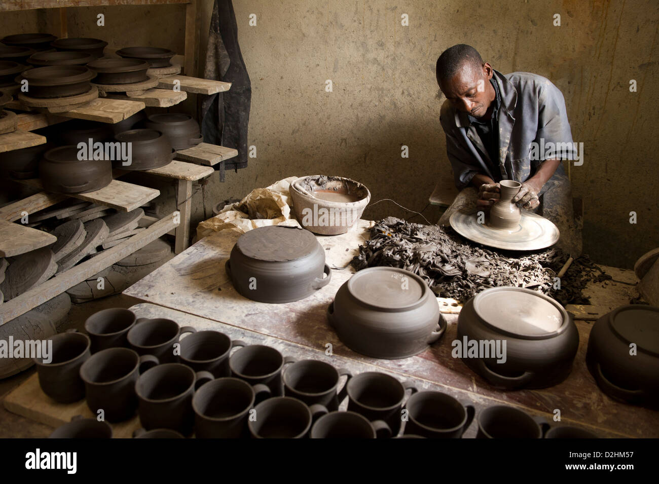 Batwa pottery, Gatagara,Rwanda Stock Photo - Alamy