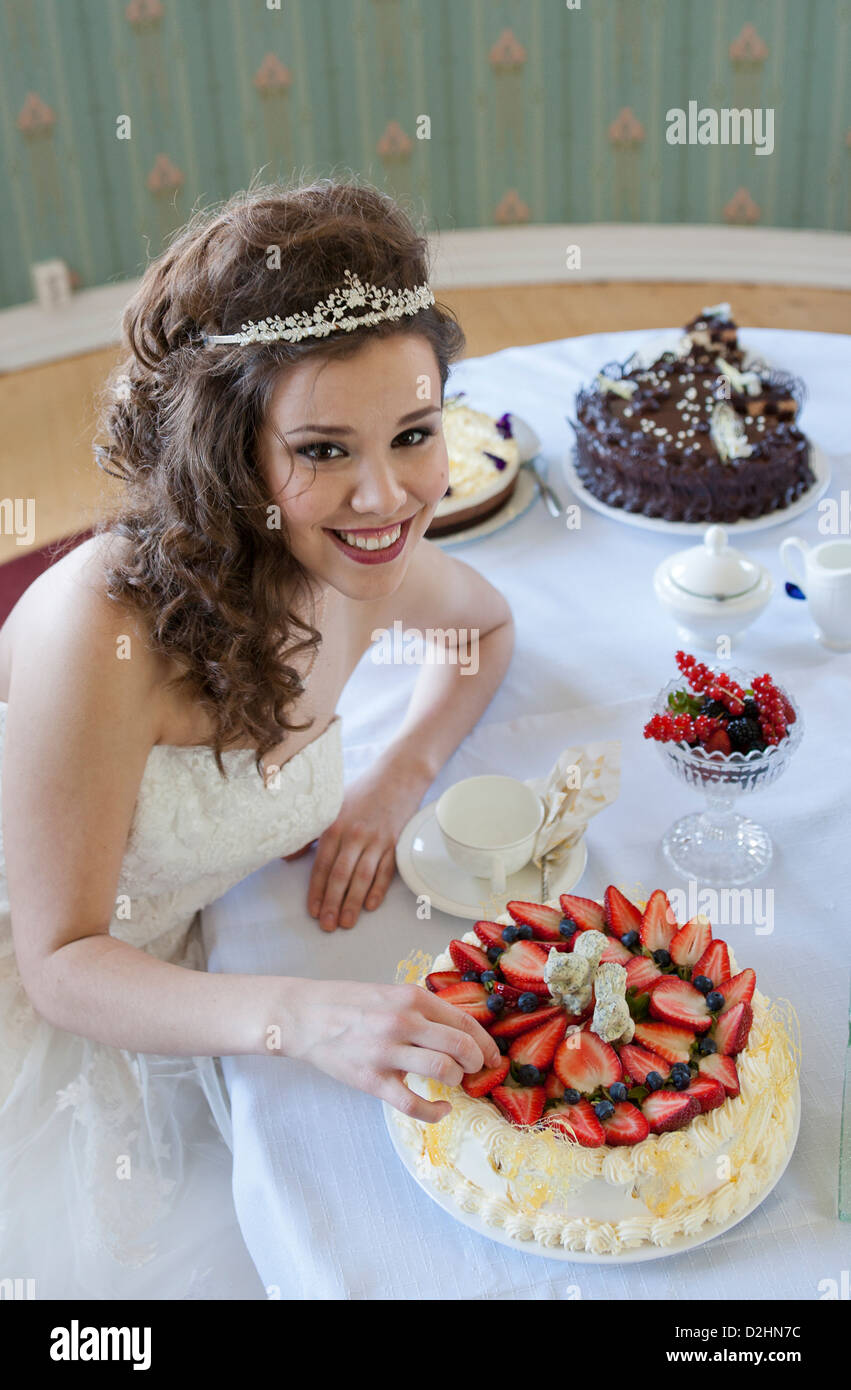 Bride eating, wedding Stock Photo - Alamy