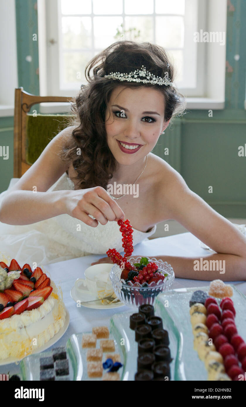 Bride eating, wedding Stock Photo - Alamy