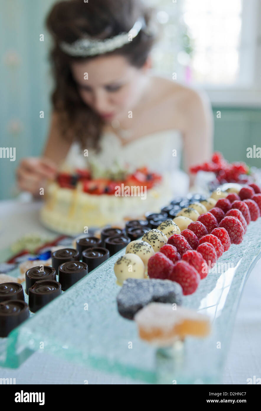 Bride eating, wedding Stock Photo - Alamy