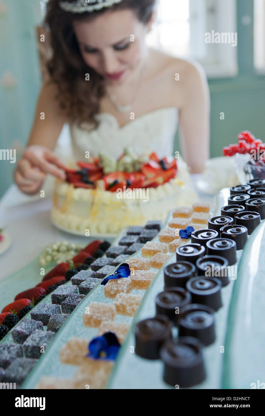 Bride eating, wedding Stock Photo - Alamy