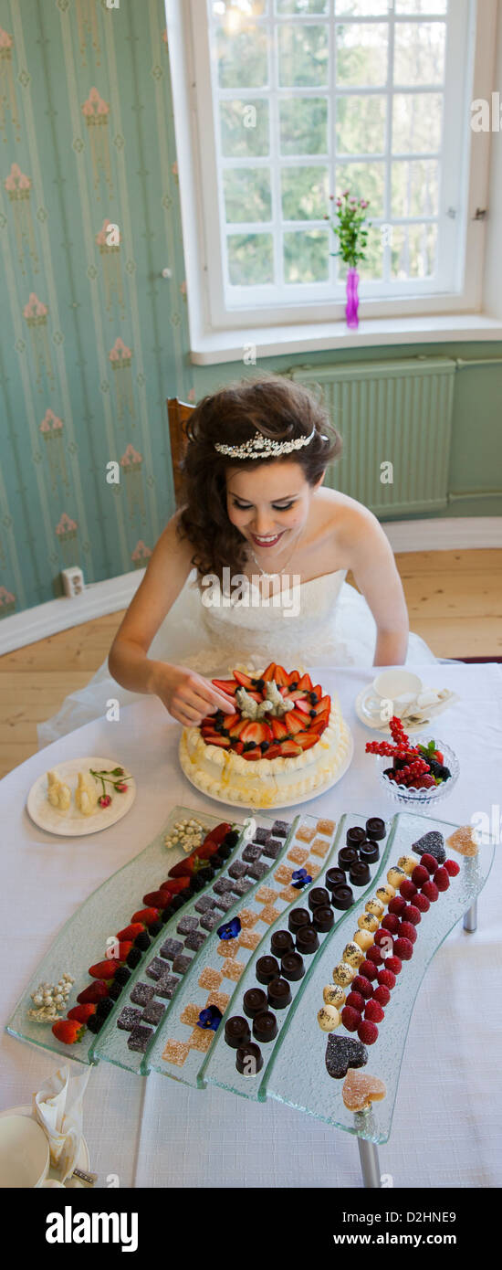 Bride eating, wedding Stock Photo - Alamy