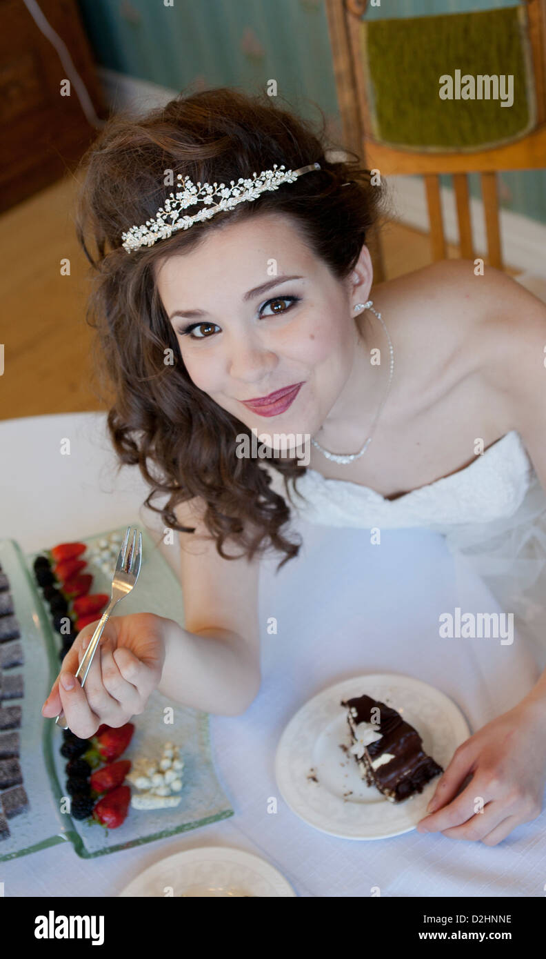 Bride eating, wedding Stock Photo - Alamy