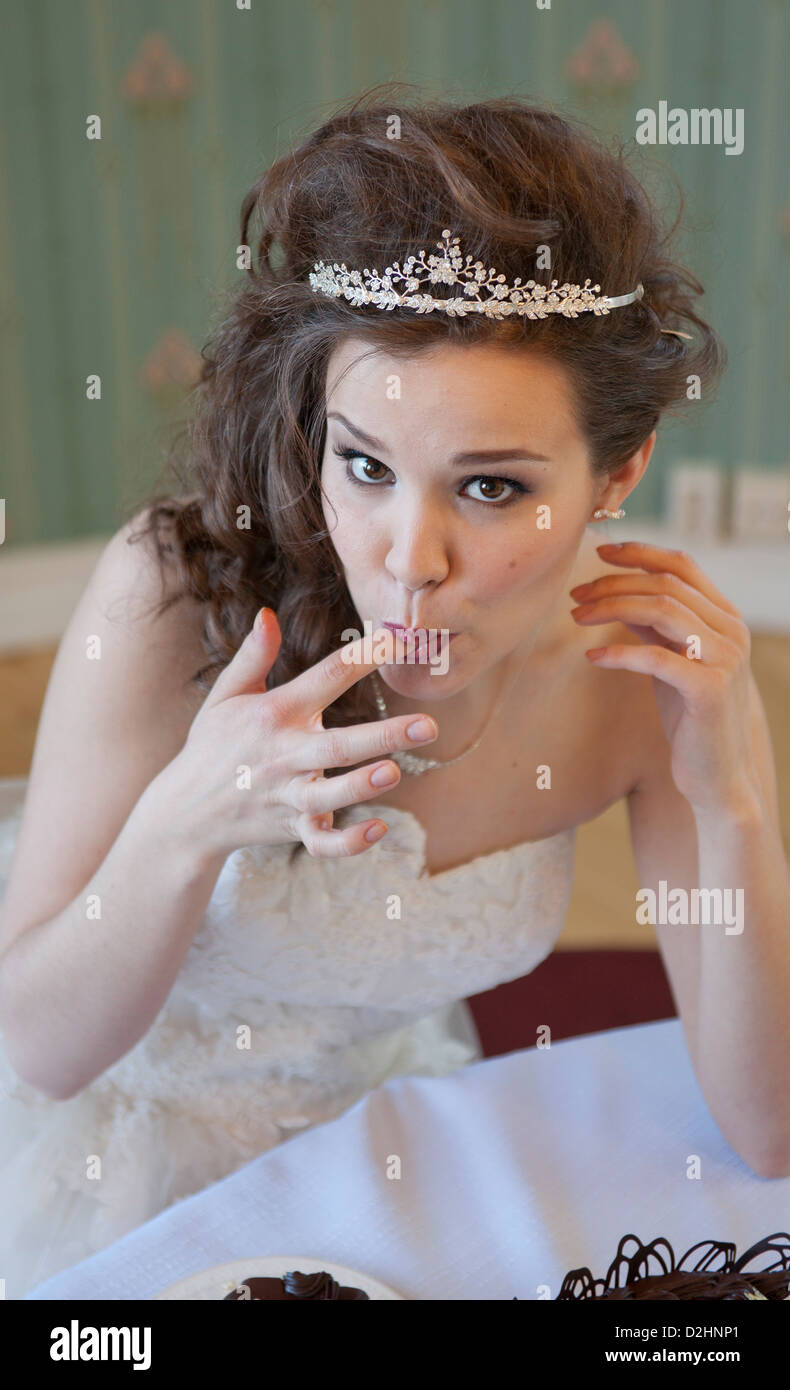 Bride eating, wedding Stock Photo - Alamy