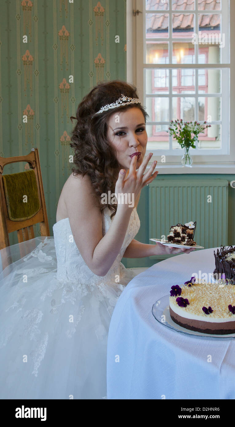 Bride eating, wedding Stock Photo - Alamy