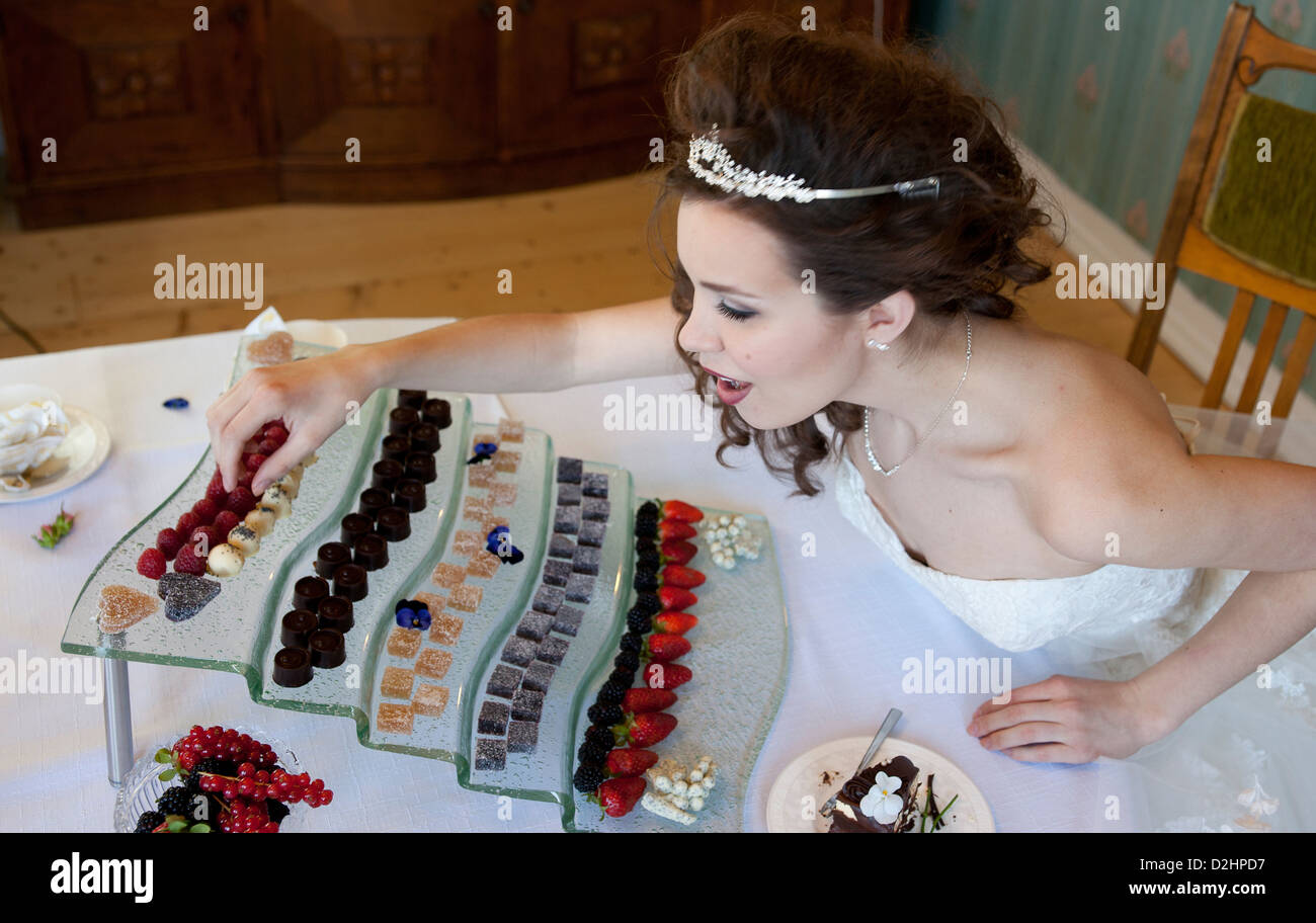 Bride eating, wedding Stock Photo - Alamy