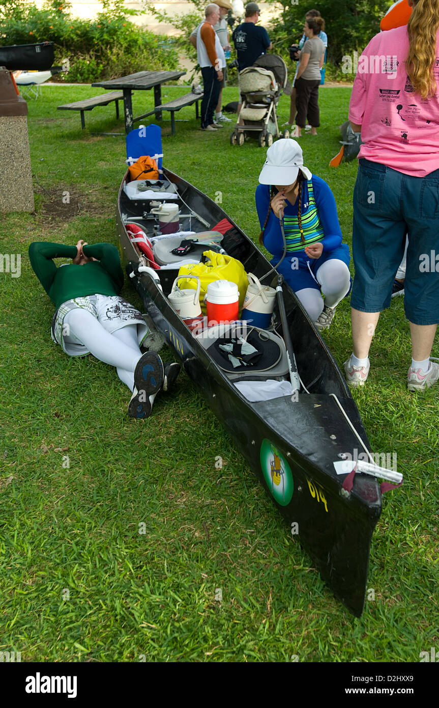 Racers getting ready for the Texas Water Safari canoe race, San Marcos ...