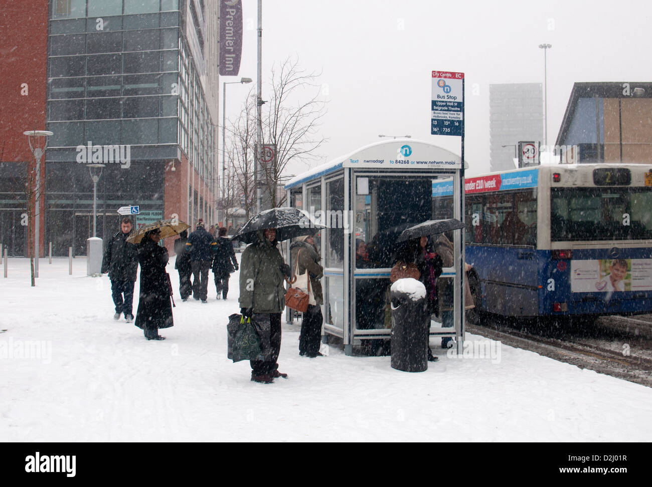 Bus stop snow hi-res stock photography and images - Alamy