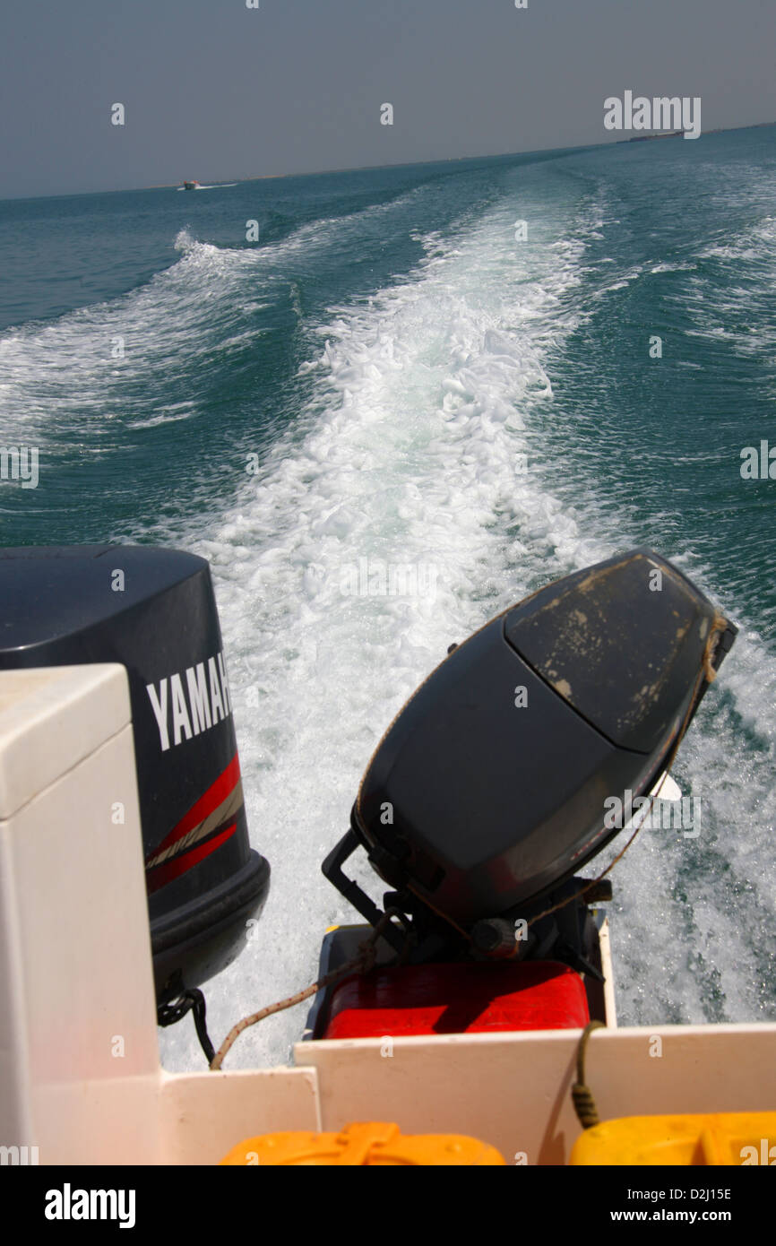 Speedboat wake hi-res stock photography and images - Alamy