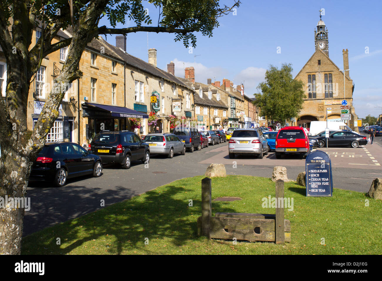 Moreton-in-Marsh street scene, Cotswolds, Gloucestershire, England, UK ...