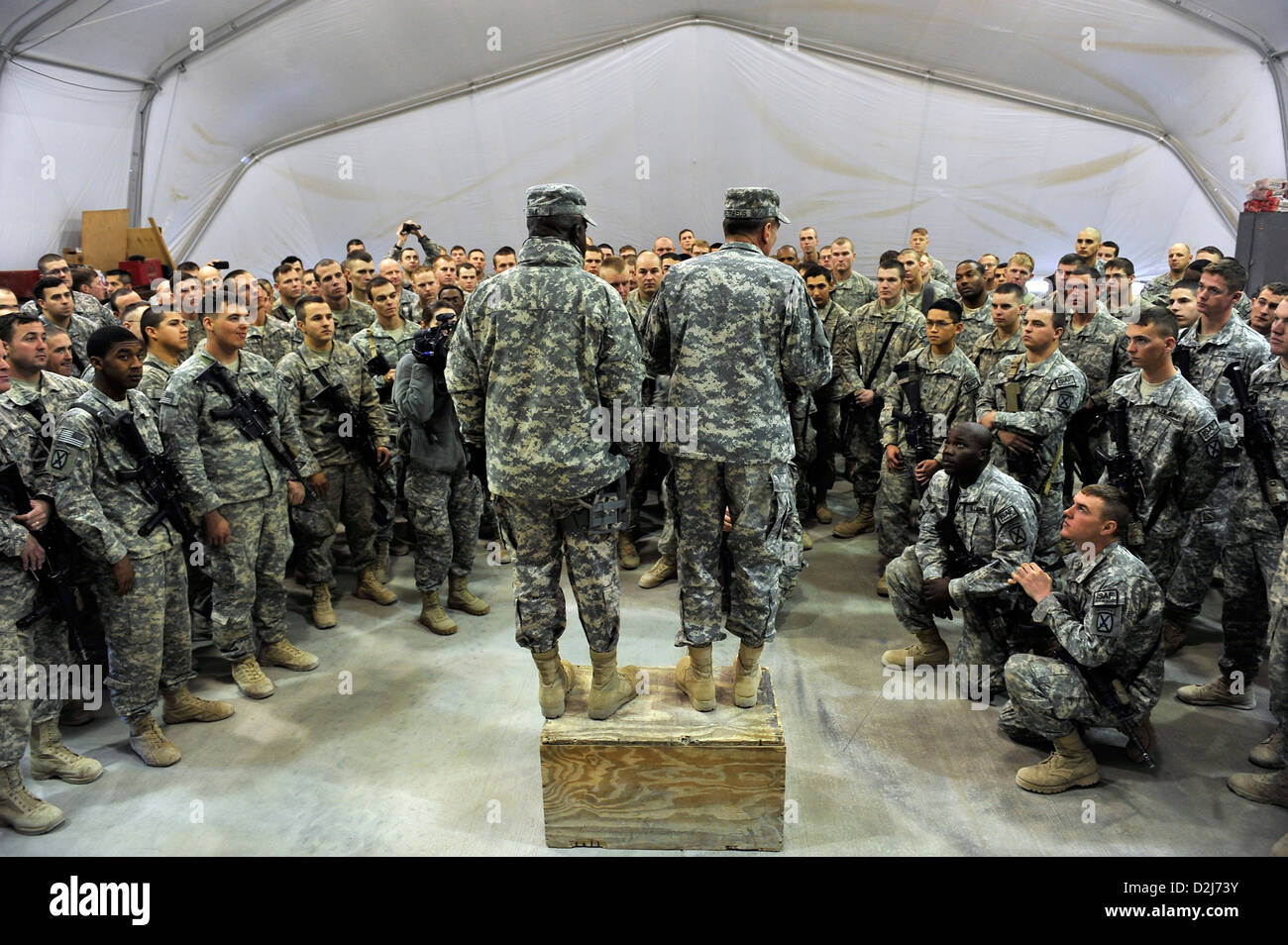 General David Petraeus and Command Sergeant Major Marvin Hill visit ...