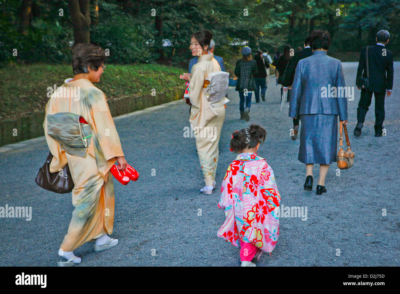 Japan traditional attire hi-res stock photography and images - Alamy