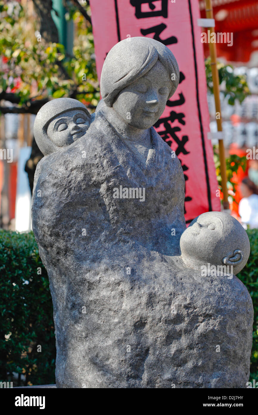 Statue of mother and children hi-res stock photography and images - Alamy