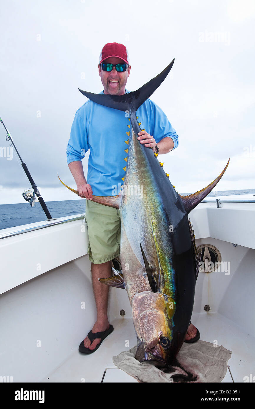 Man holding caught yellowfin tuna hi-res stock photography and images ...