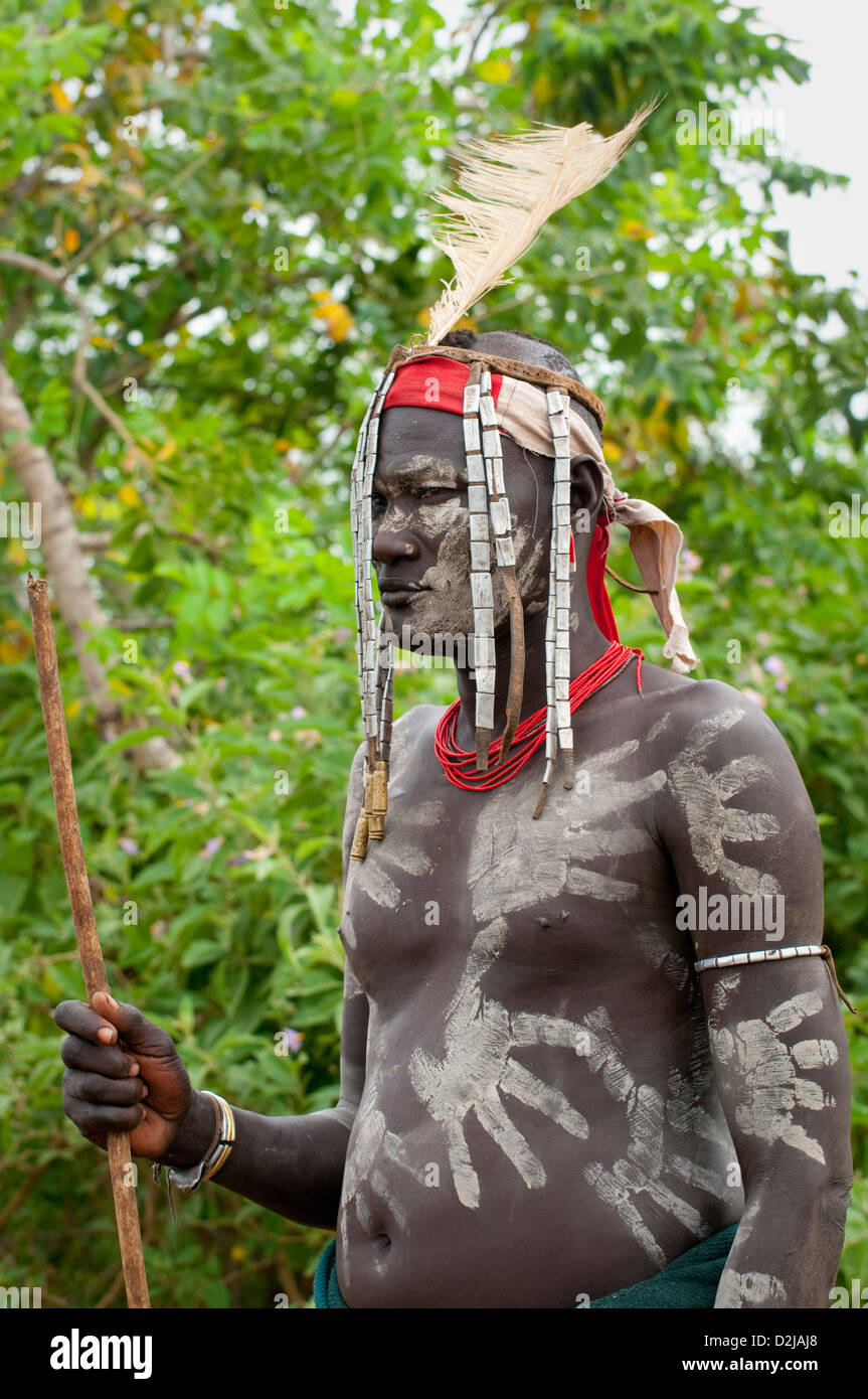 Portrait of body painted Mursi man with head decoration-close up Stock ...